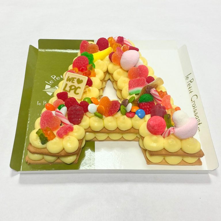 Tarta Letras de Galleta, Crema Diplomata y Chuches - Le Petit Croissant